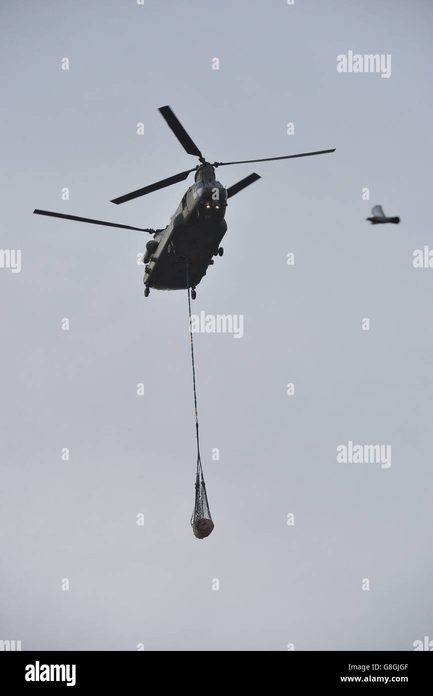 An army chinook helicopter airlifts equipment needed to repair the Foss ...