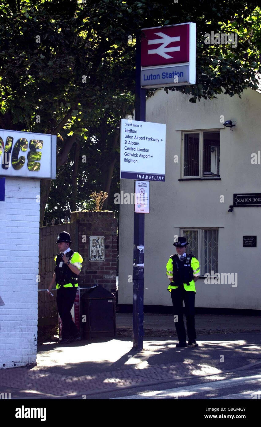 Police outside Luton Train Station. Police today evacuated Luton ...