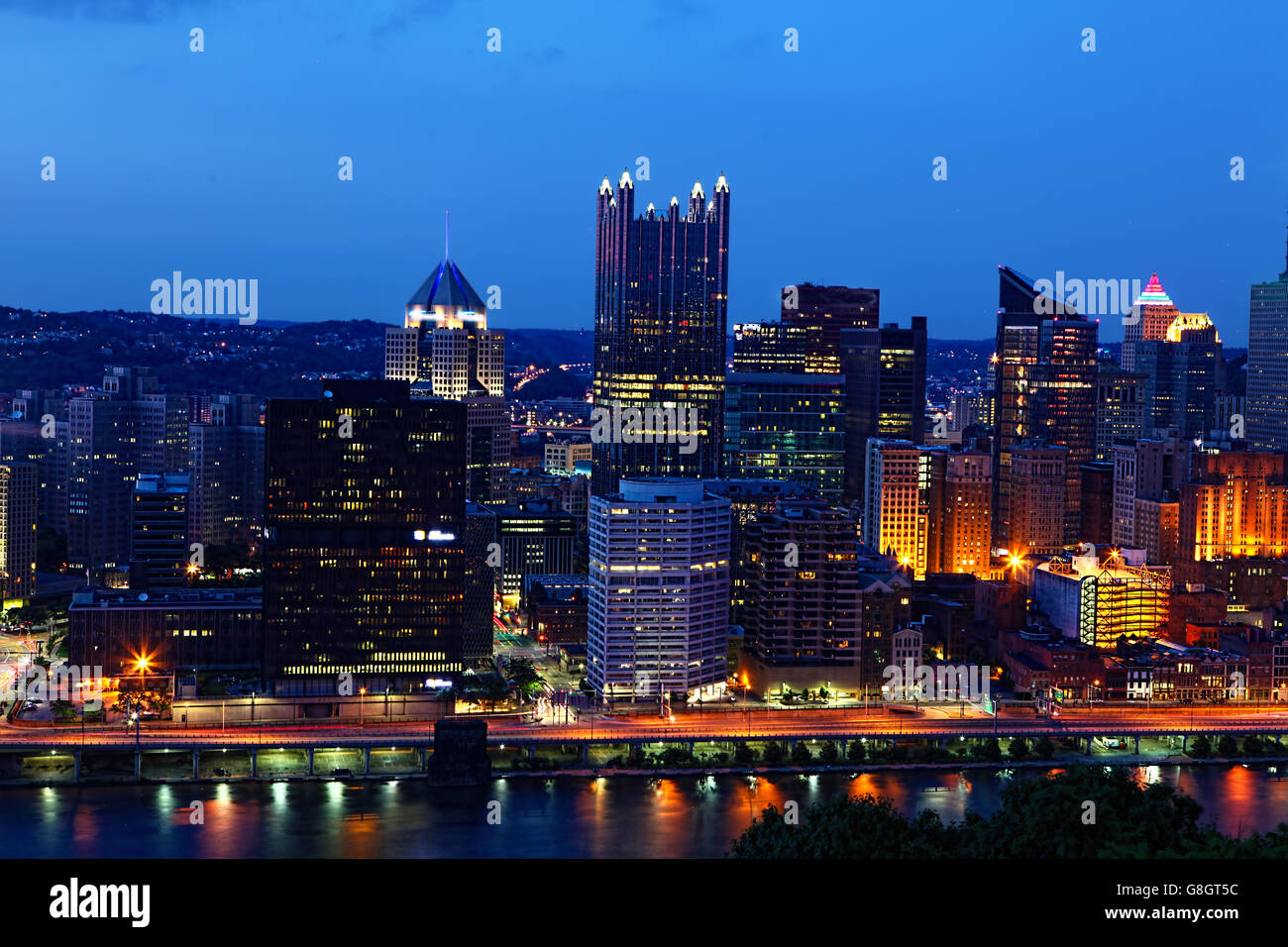 A Night view of the Pittsburgh, Pennsylvania skyline Stock Photo - Alamy