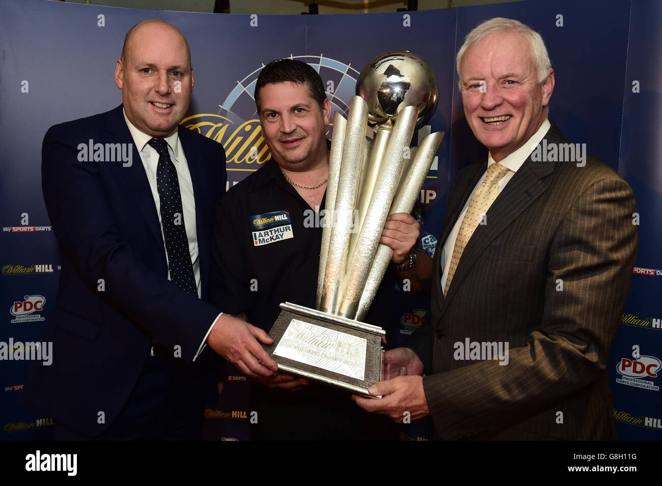 Gary Anderson (centre), William Hill head of sponsorships and ...