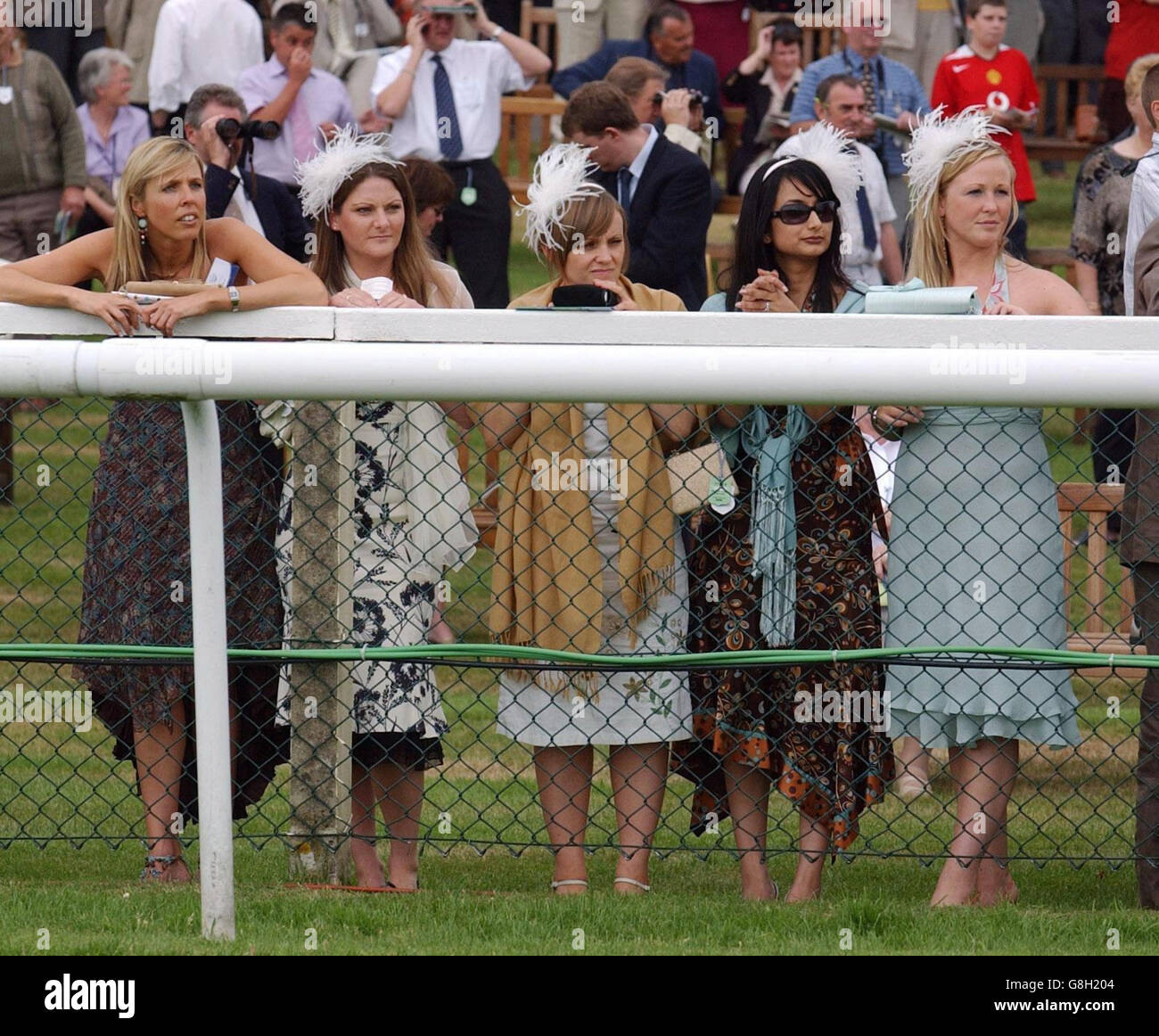 Racegoers at newbury racecourse hi-res stock photography and images - Alamy