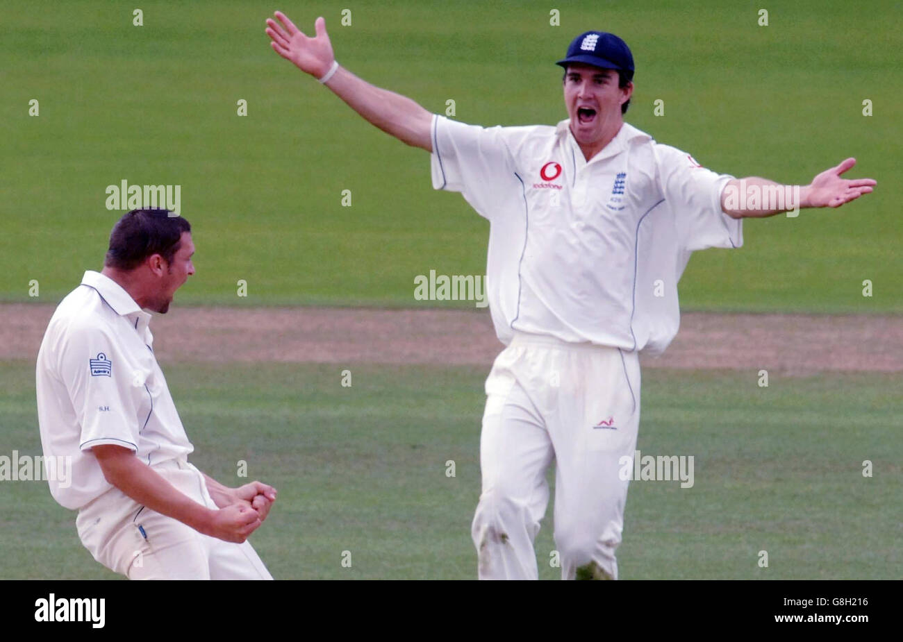 England's bowler Steve Harmison (L) celebrates with Kevin Pietersen ...
