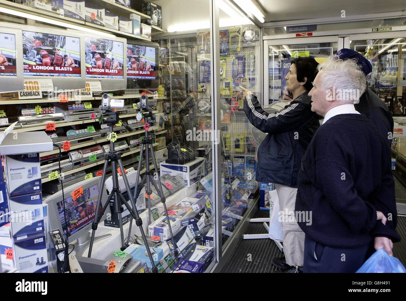 Edgware road shops hi-res stock photography and images - Alamy