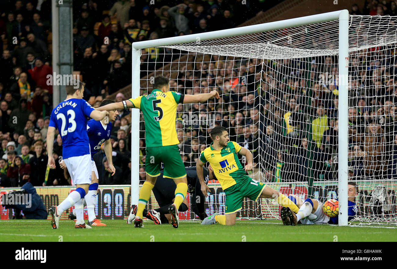 Norwich City's Wesley Hoolahan (second right) scores his side's first ...