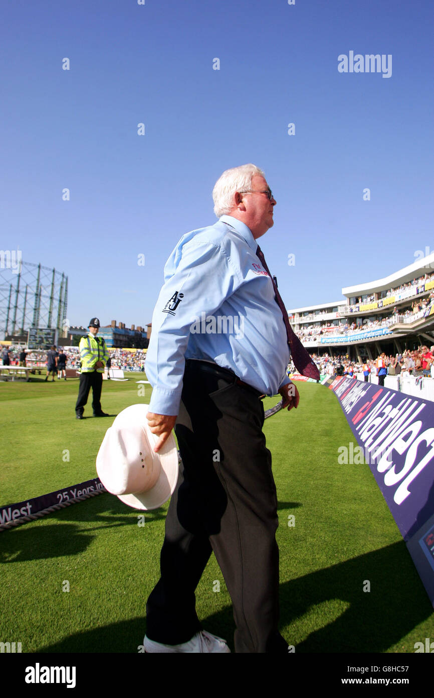 David shepherd cricket umpire hi-res stock photography and images - Alamy