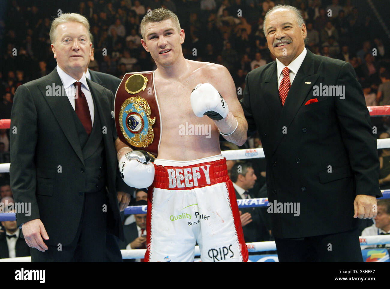 Liam Smith celebrates winning his WBO World Super-Welterweight ...