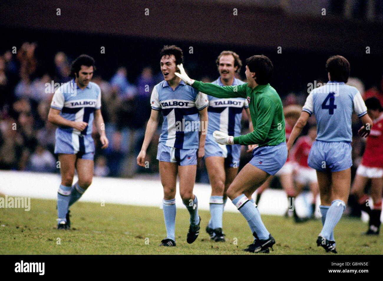 Manchester united goalkeeper les sealey hi-res stock photography and ...