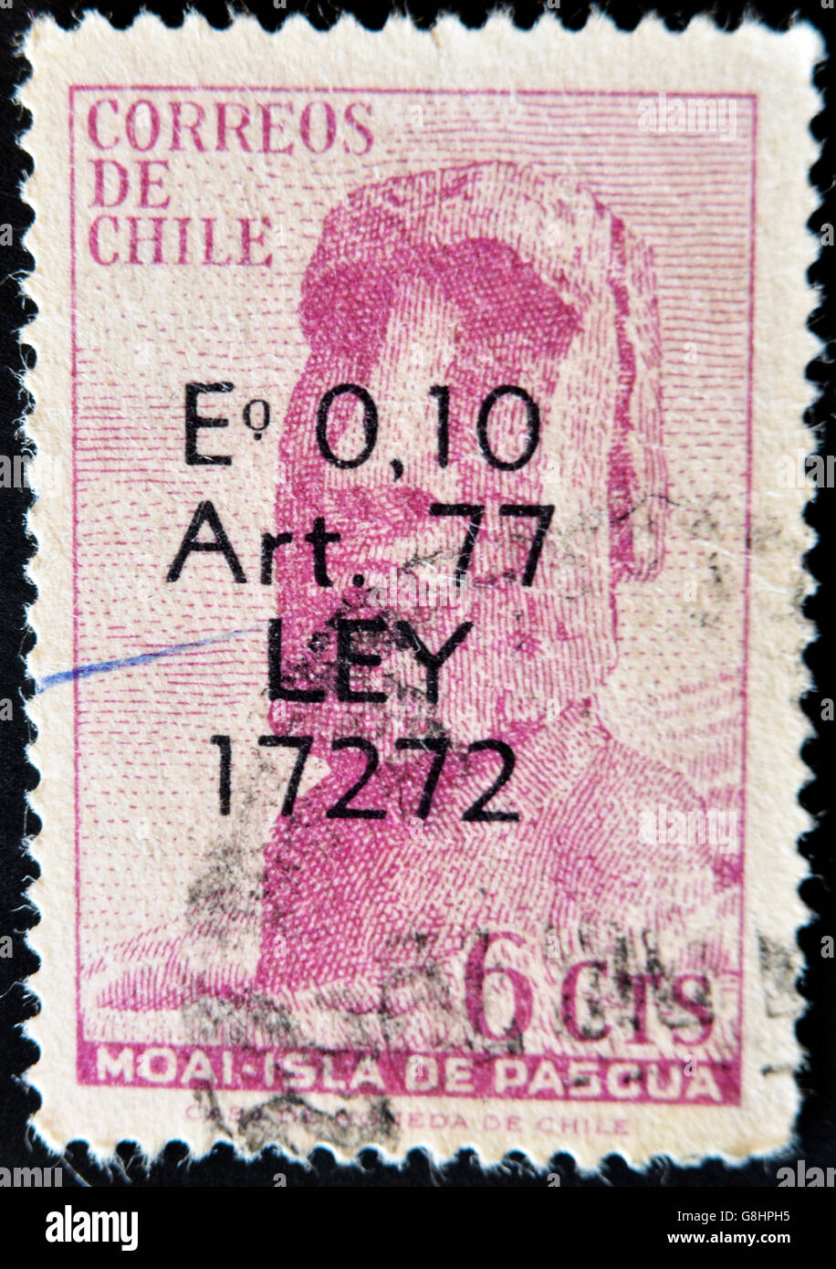 CHILE - CIRCA 1965: A stamp printed in Chile shows a Moai of Easter ...