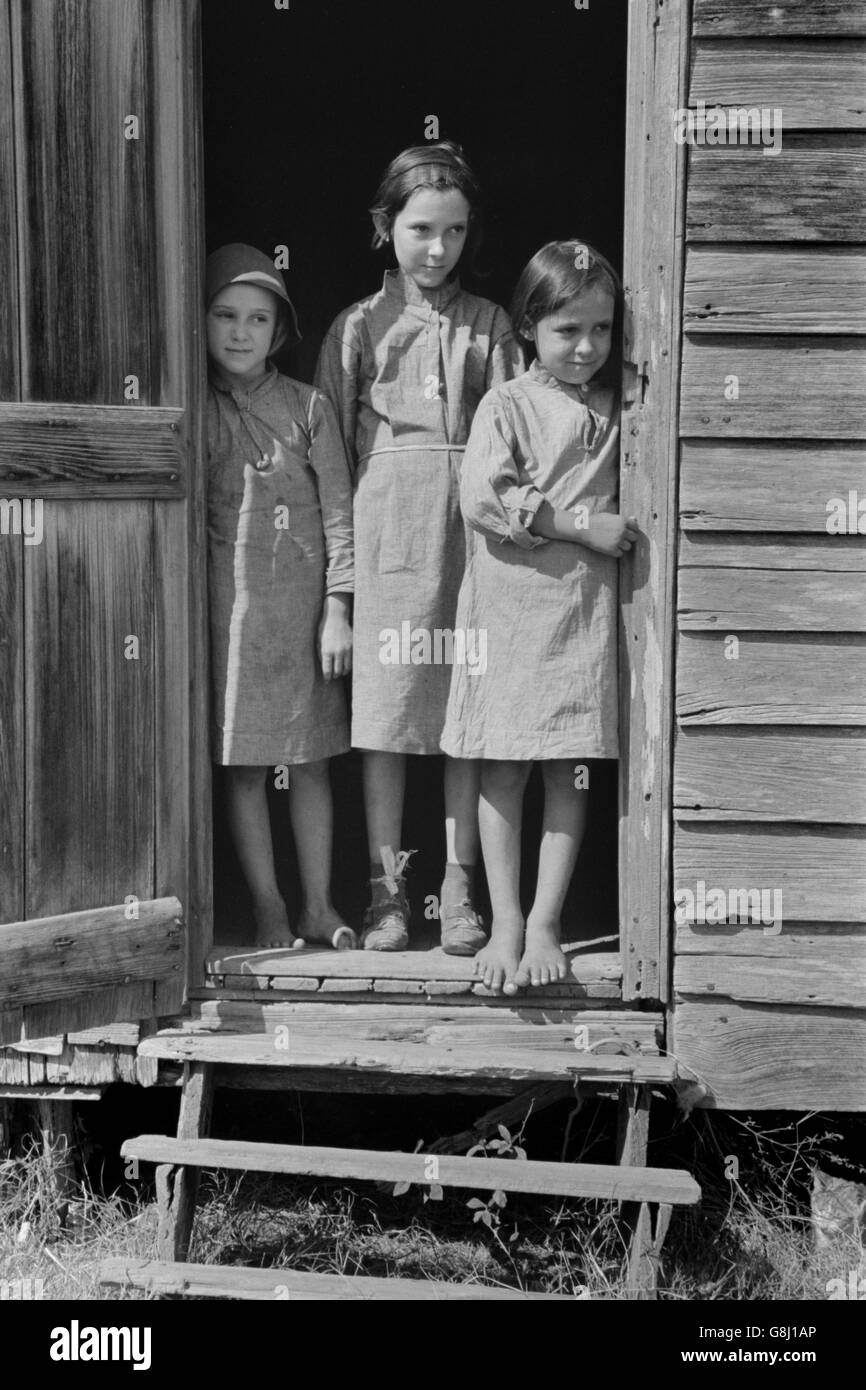 Poverty girls 1930s hi-res stock photography and images - Alamy