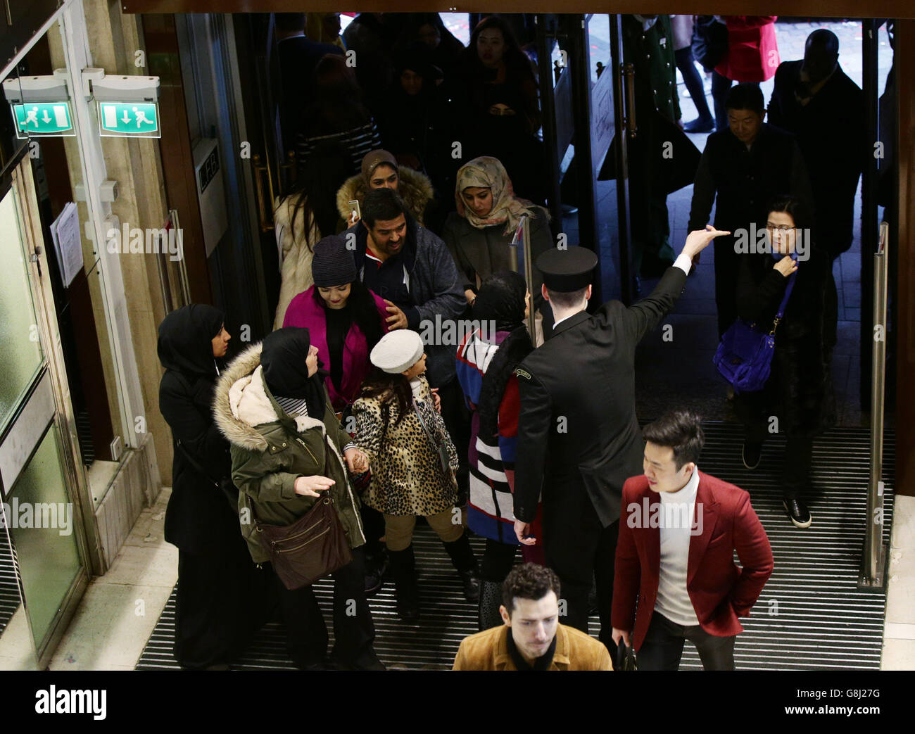 Sales harrods department store hi-res stock photography and images - Alamy