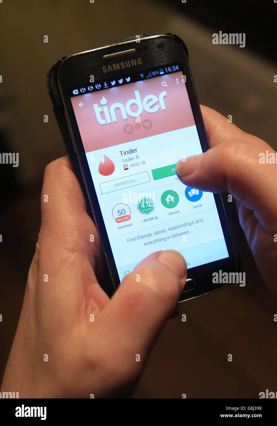 The tinder app in use on a samsung smartphone hi-res stock photography ...