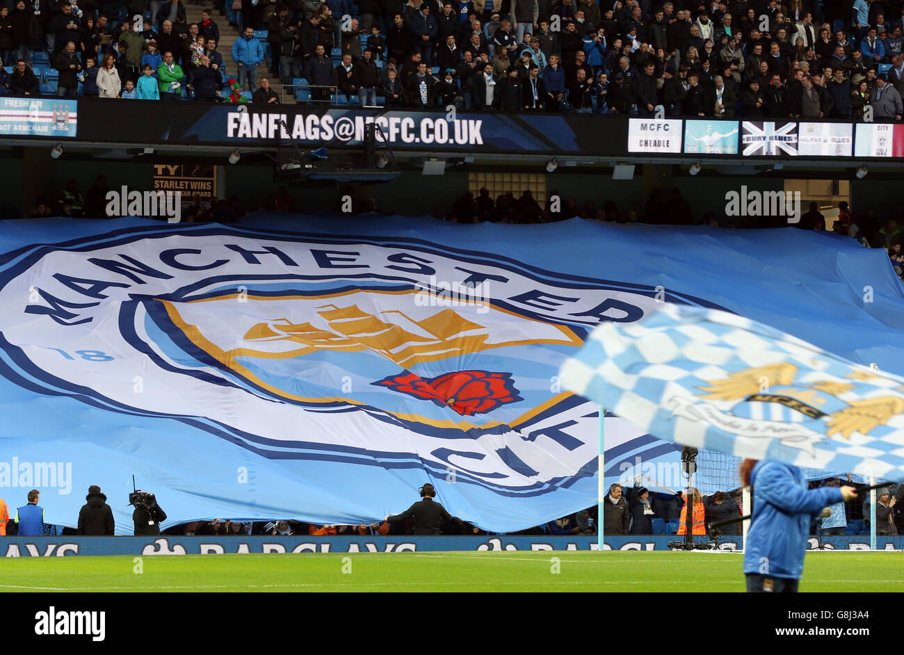 Manchester city football club badge hi-res stock photography and images ...