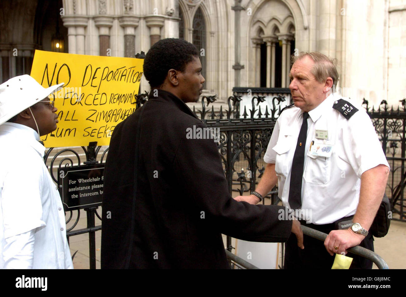 Zimbabwean Vigil - Royal Courts of Justice Stock Photo - Alamy