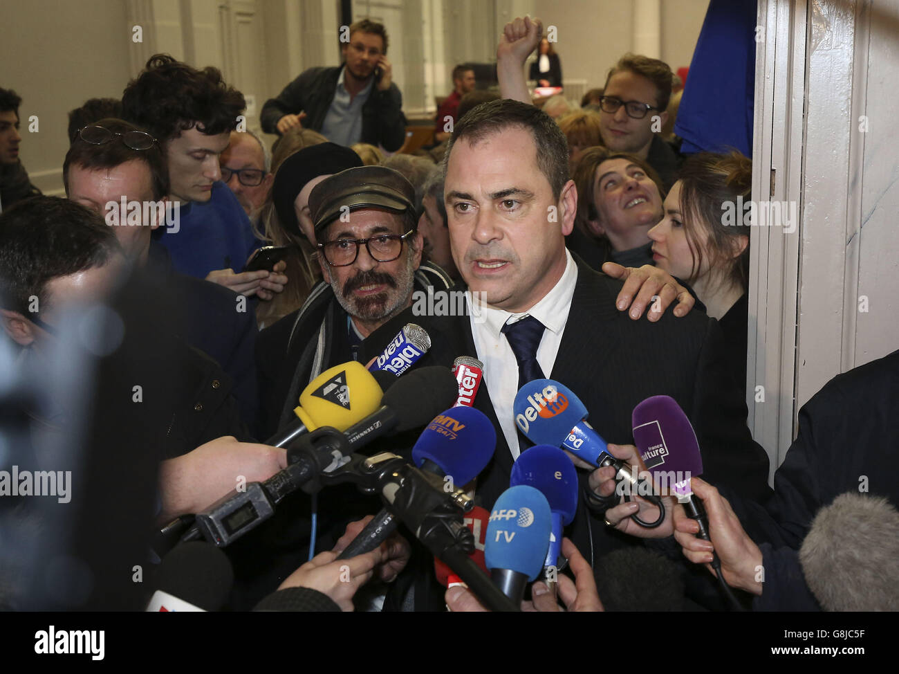 News courts refugee hi-res stock photography and images - Alamy