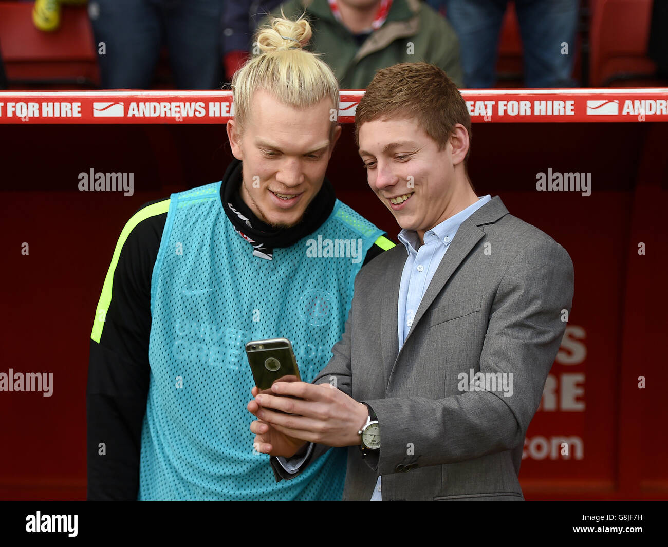 Charlton athletics simon makienok speaks with a fan hi-res stock ...
