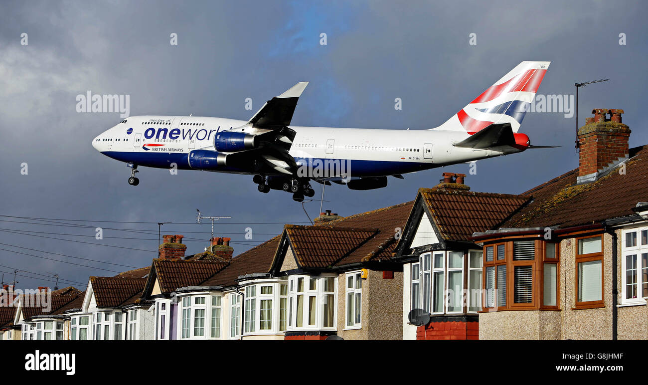 Planes landing at Heathrow Airport Stock Photo - Alamy