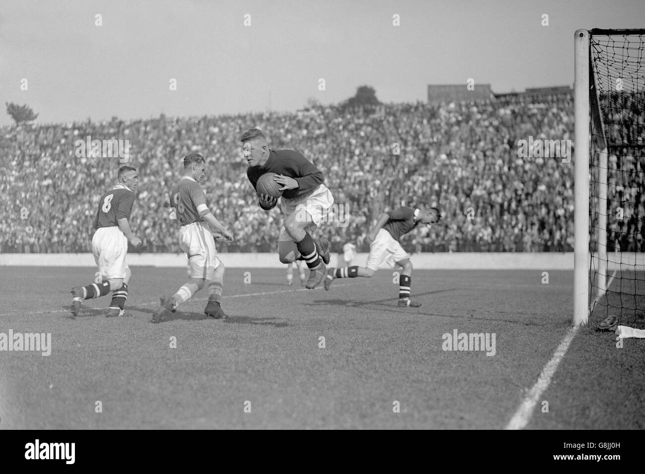 Charlton athletic goalkeeper sam bartram hi-res stock photography and ...