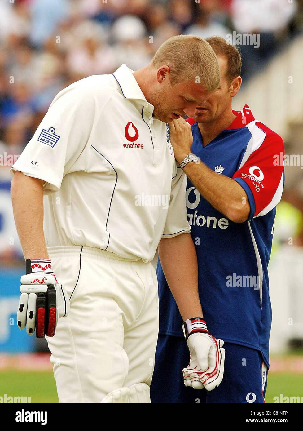 England's Andrew Flintoff suffers shoulder injury during day three ...