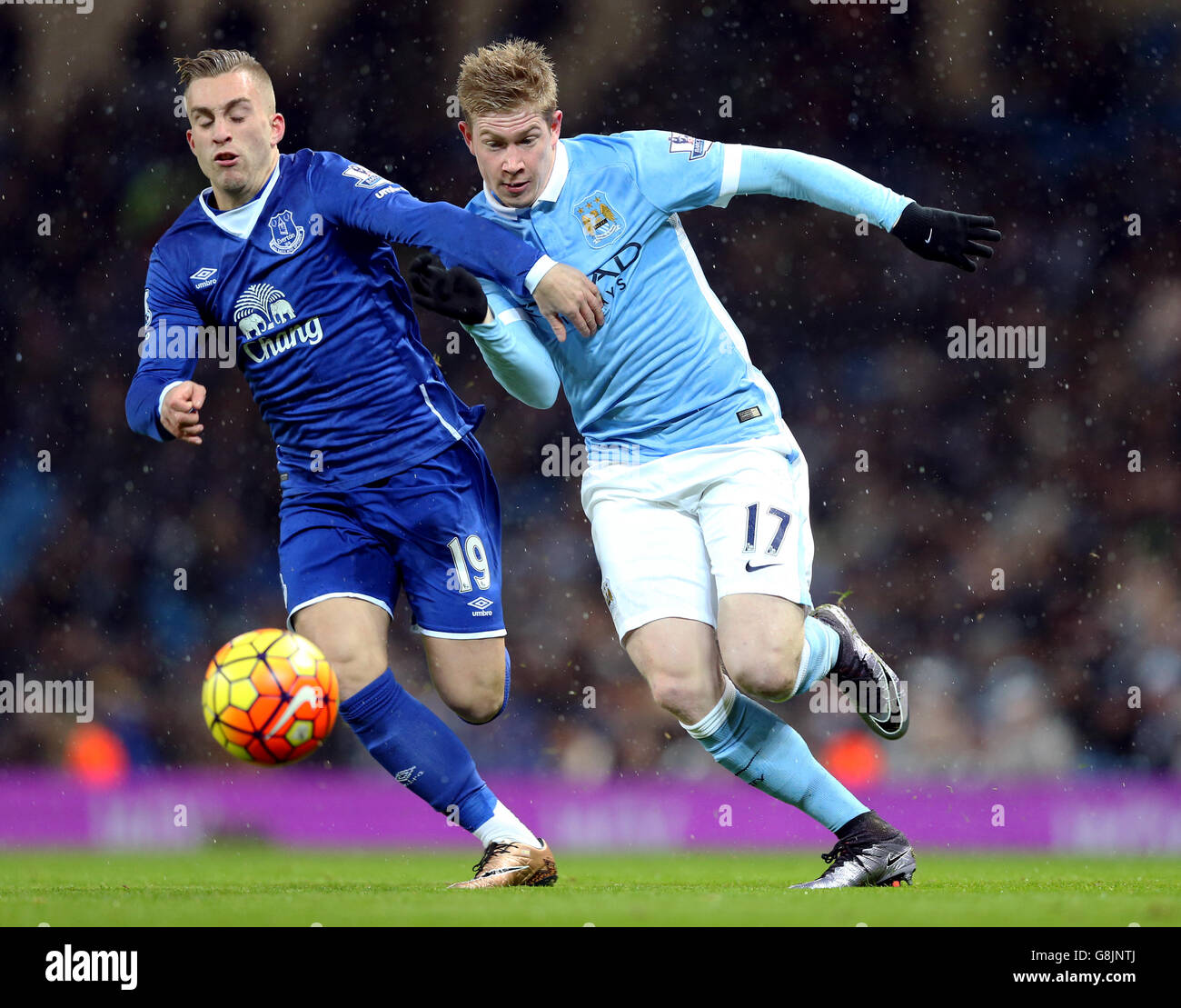 Everton's Gerard Deulofeu (left) and Manchester City's Kevin De Bruyne ...