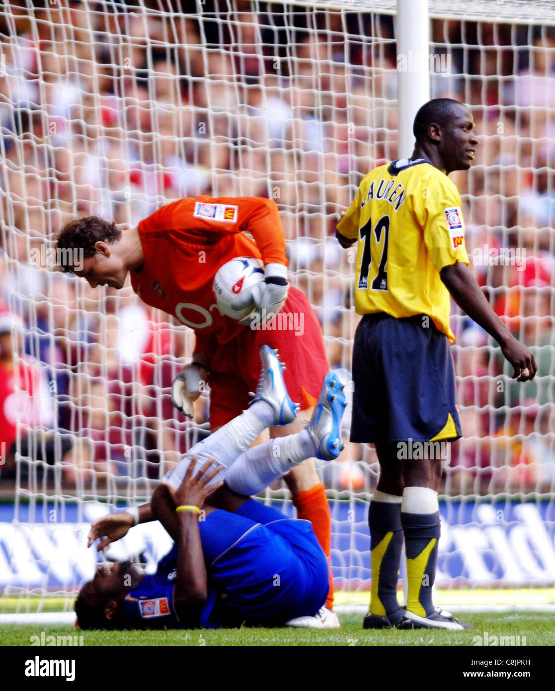Arsenal goalkeeper jens lehmann exchanges words with chelseas didier hi ...