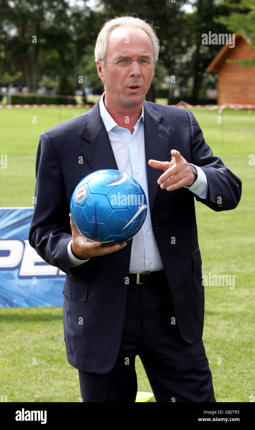 England manager Sven-Goran Eriksson (C) hosts a masterclass for ...