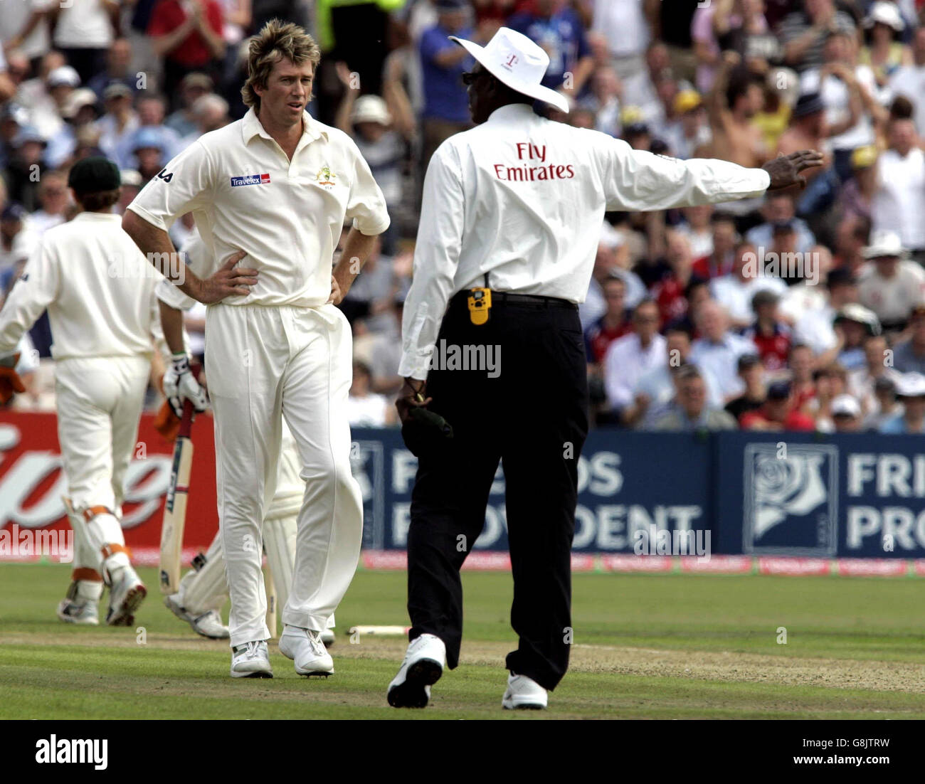 Cricket umpire signals hi-res stock photography and images - Alamy