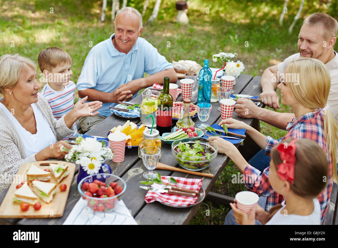 Family picnic table garden hi-res stock photography and images - Alamy