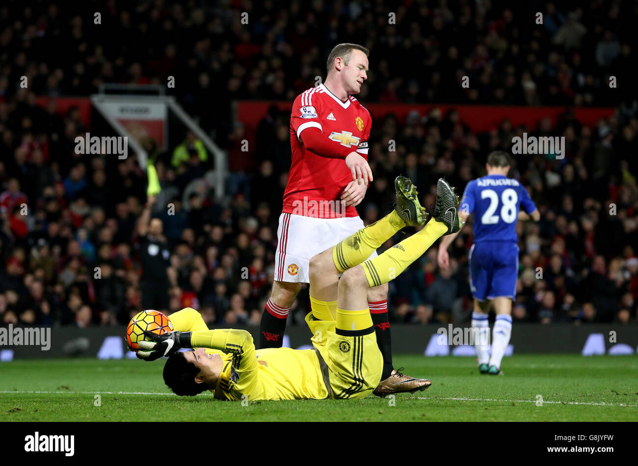 Manchester United's Wayne Rooney (right) as Chelsea goalkeeper Thibaut ...