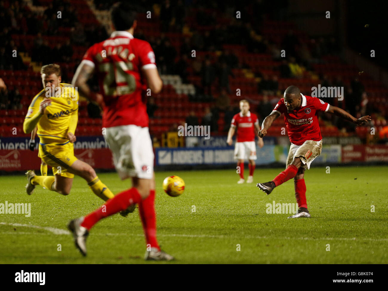 Charlton athletics callum harriott shoots at goal hi-res stock ...