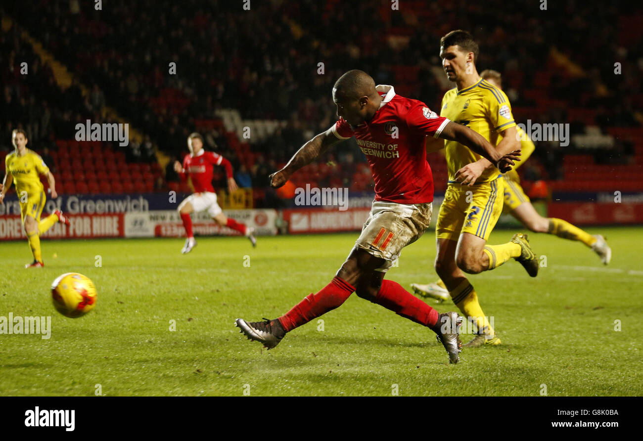 Charlton athletics callum harriott shoots at goal hi-res stock ...