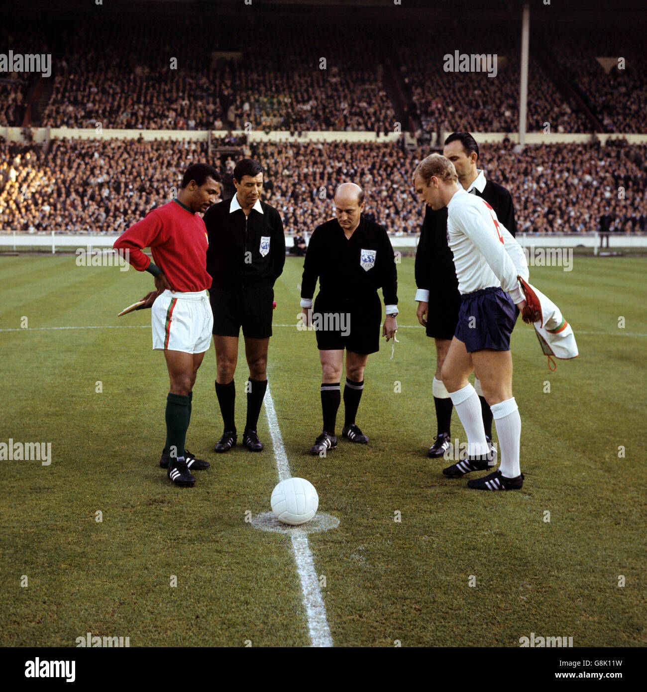 1966 world cup final coin toss hi-res stock photography and images - Alamy