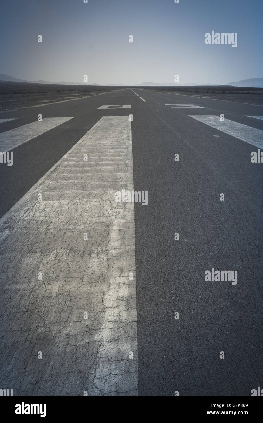 Paved runway hi-res stock photography and images - Alamy