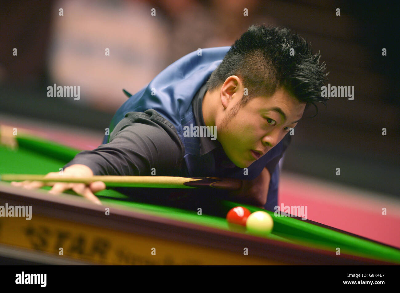 Liang wenbo in action dafabet masters alexandra palace hi-res stock ...