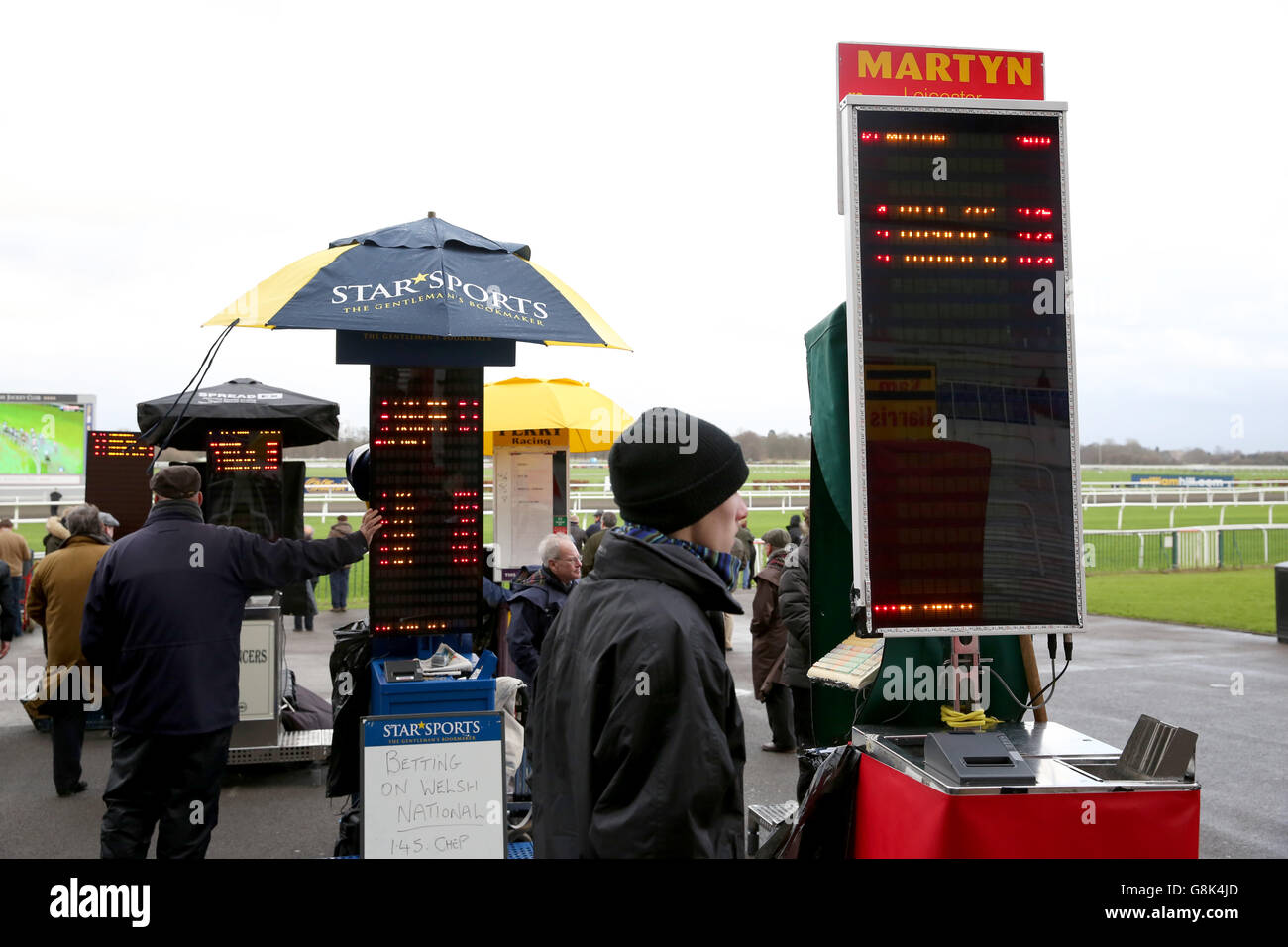 Bookmakers at kempton park races hi-res stock photography and images ...