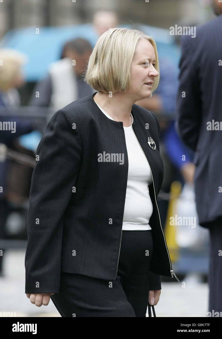 Foreign secretary robin cook arrives hi-res stock photography and ...