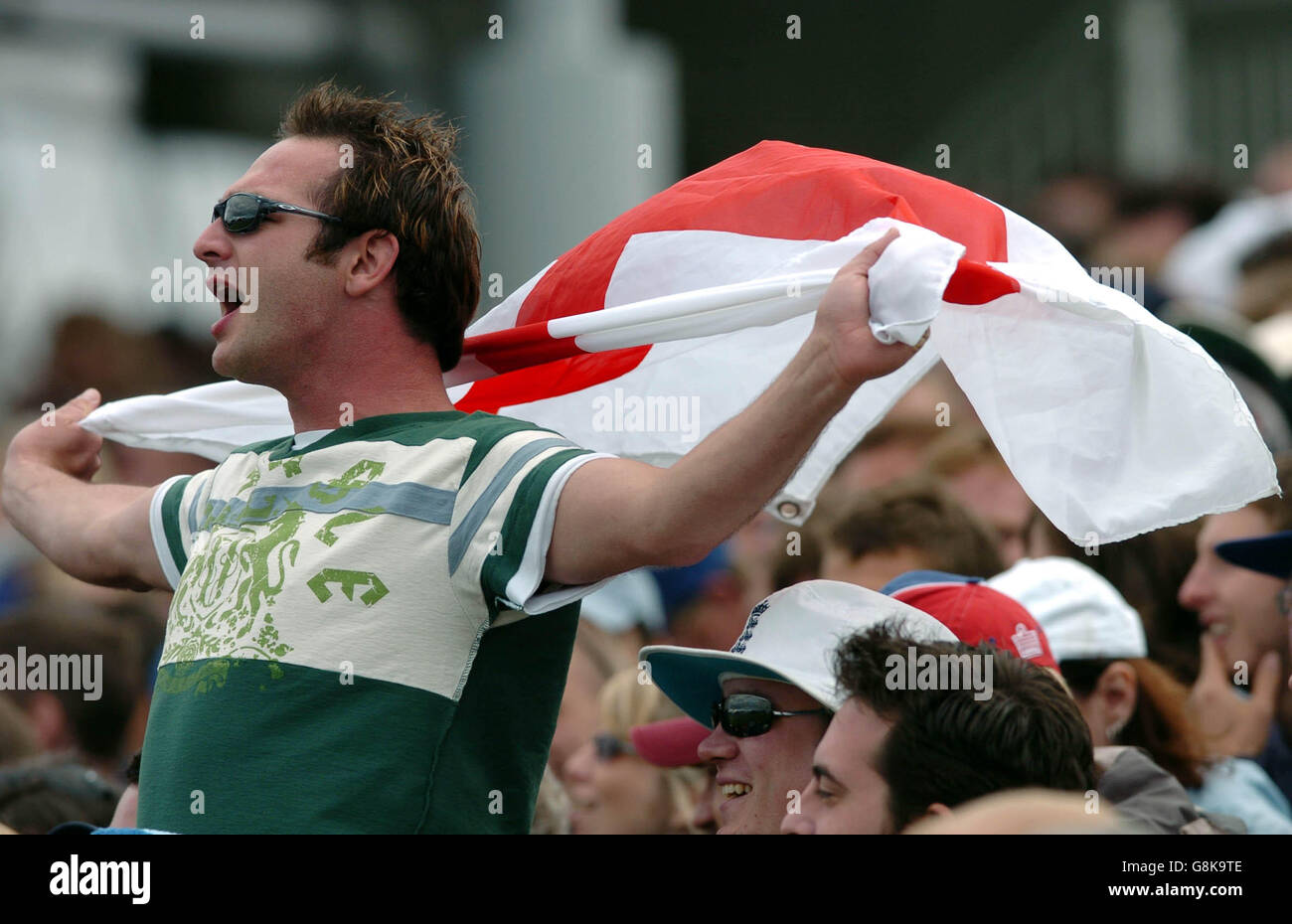 Old trafford fans cheer hi-res stock photography and images - Alamy