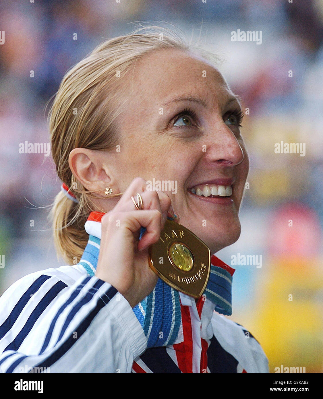 Great Britain's Paula Radcliffe with her Gold Medal after winning the ...