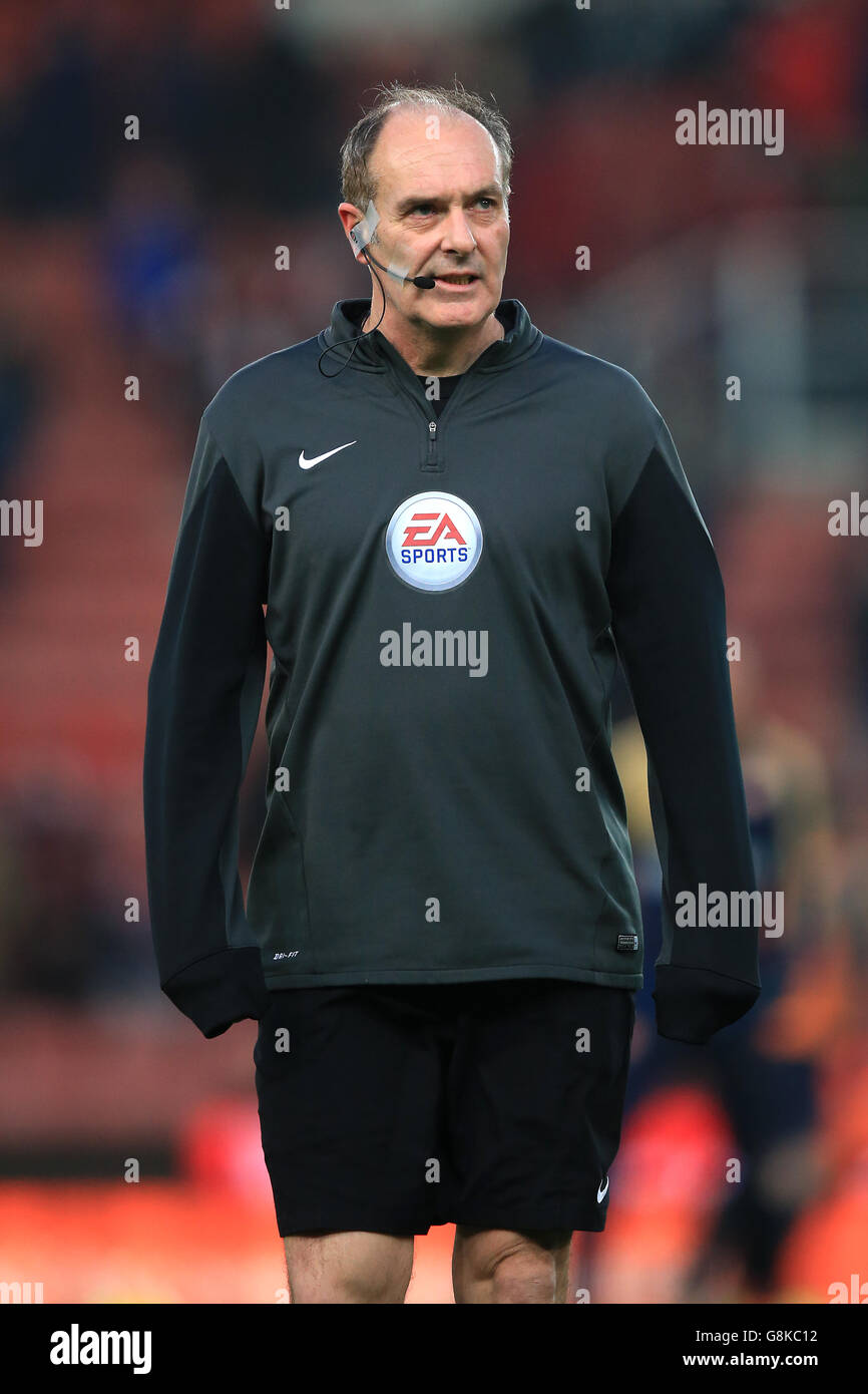 Assistant referee dave bryan hi-res stock photography and images - Alamy