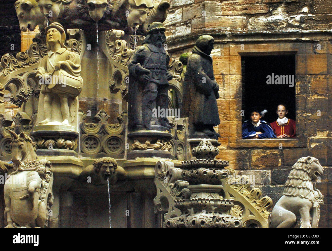 Linlithgow palace fountain hi-res stock photography and images - Alamy