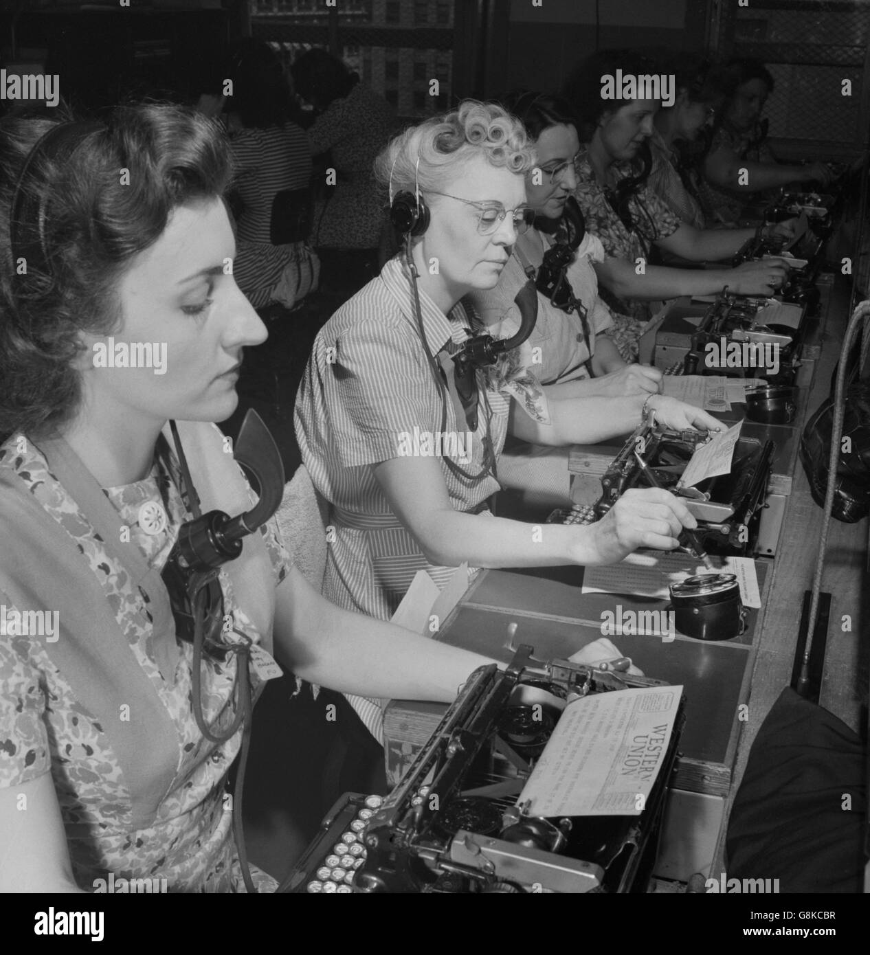 1940s telephone operators hi-res stock photography and images - Alamy