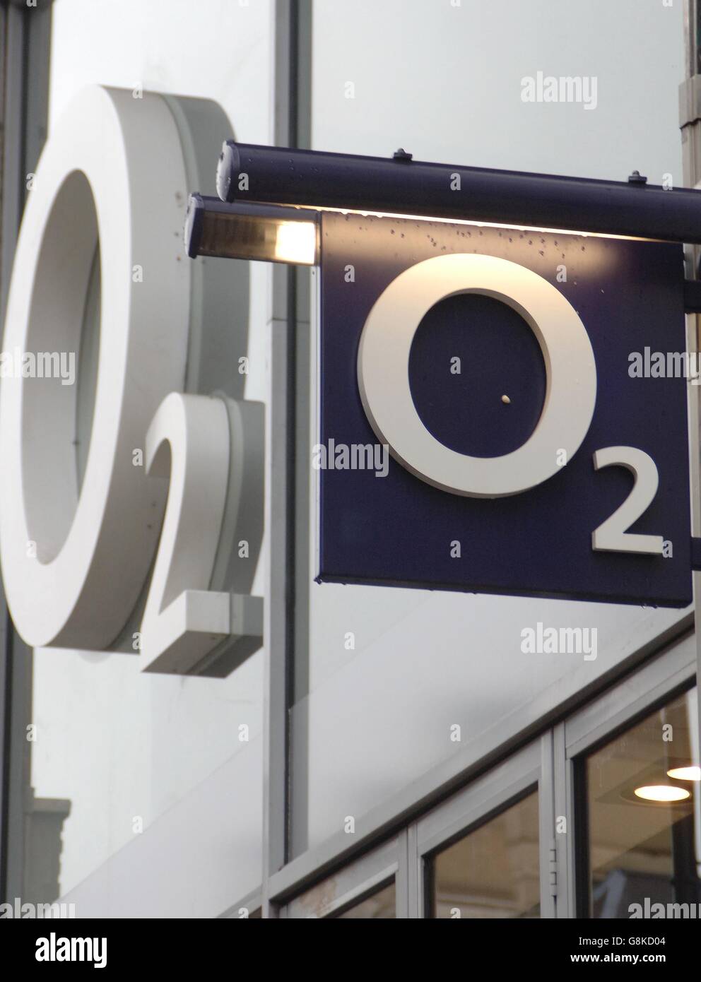 The O2 mobile phone store on Oxford Street Stock Photo - Alamy