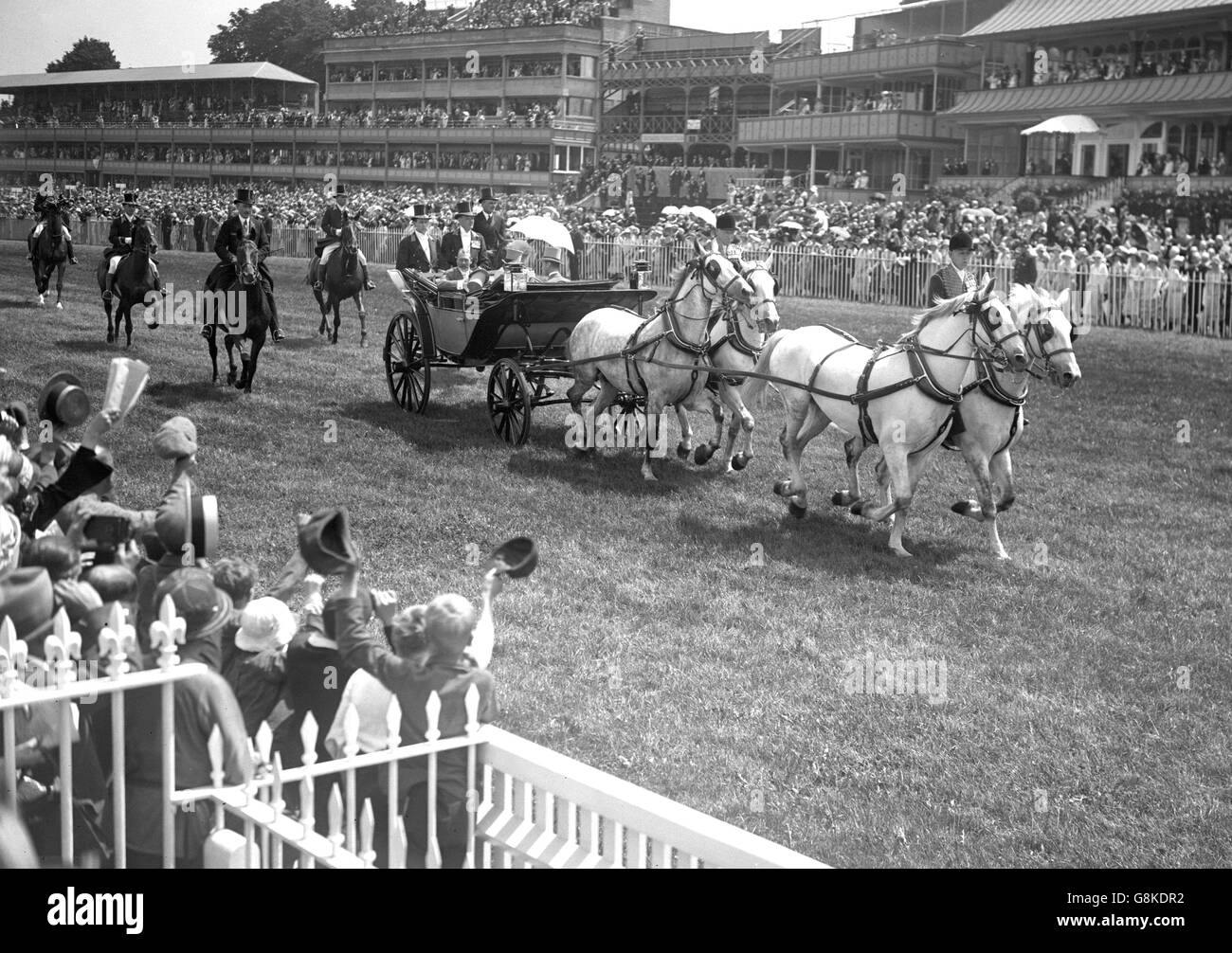 The royal procession passing down course ascot hi-res stock photography ...