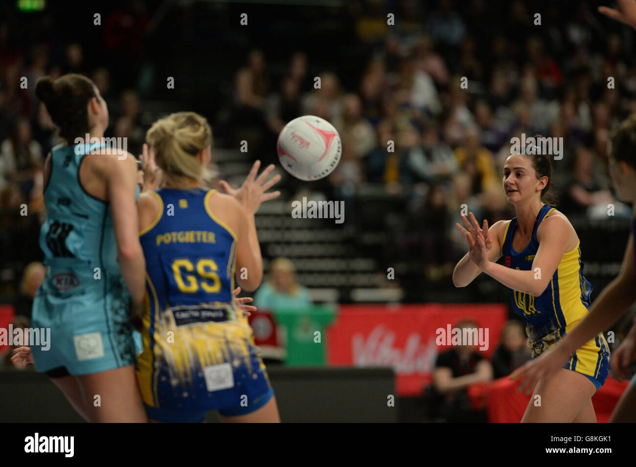 Netball passes hi-res stock photography and images - Alamy