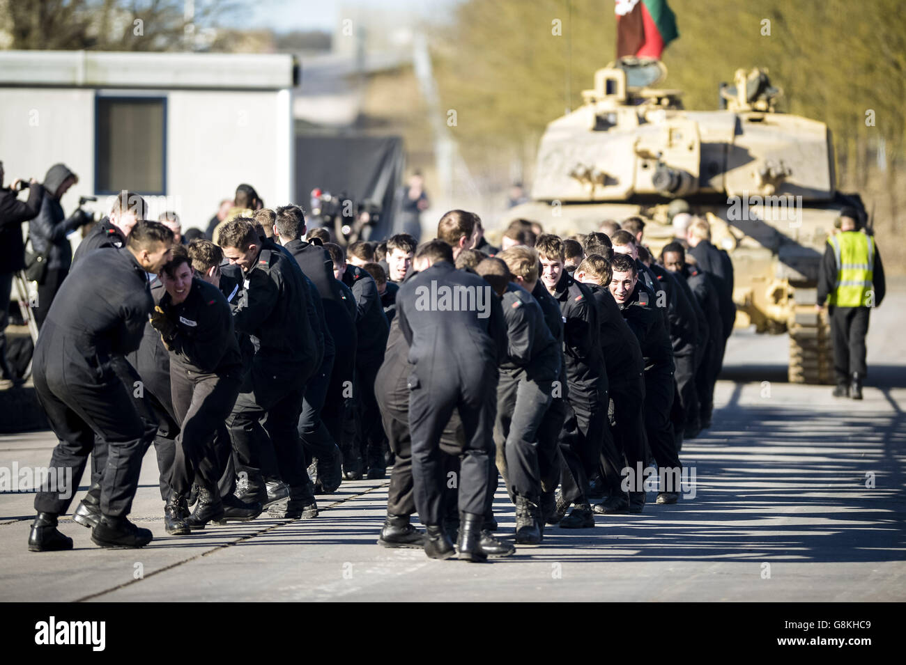 Members of the Royal Tank regiment pull a Challenger 2 main battle tank ...