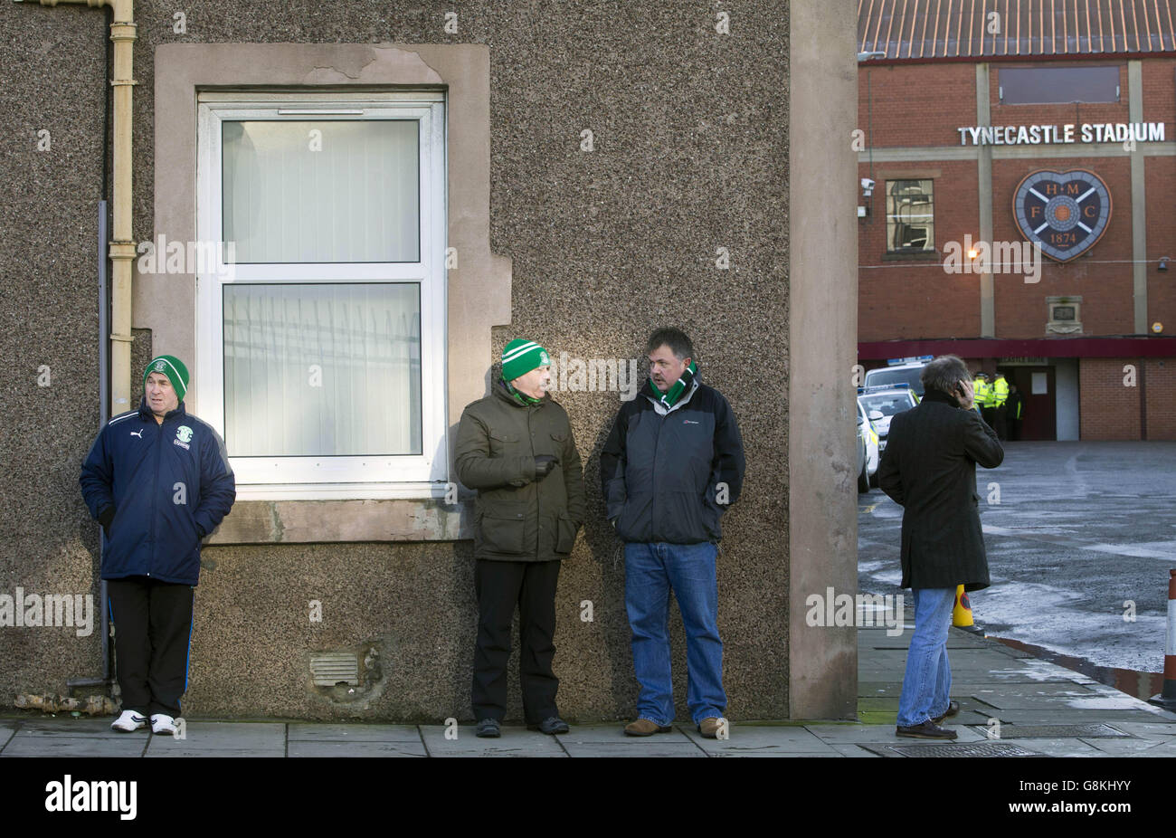 Hibernian fans outside the tynecastle stadium hi-res stock photography ...