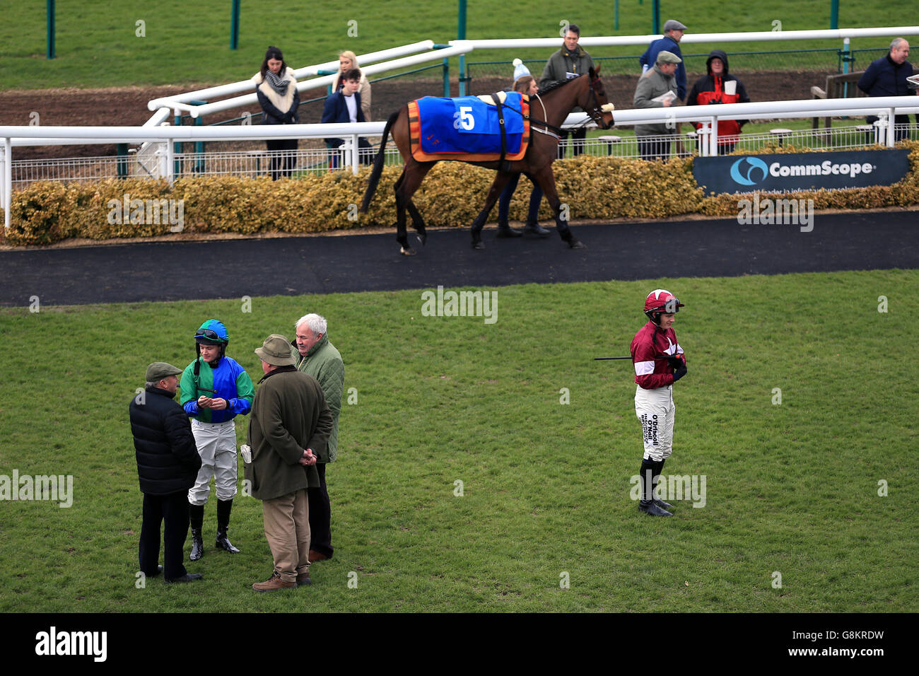The parade ring at warwick racecourse hi-res stock photography and ...