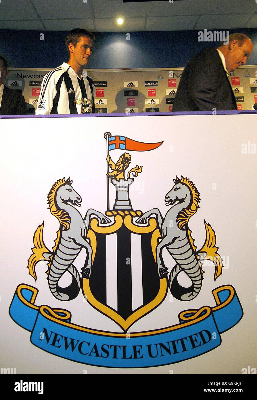 Newcastle United's new signing Michael Owen (L) arrives with chairman ...