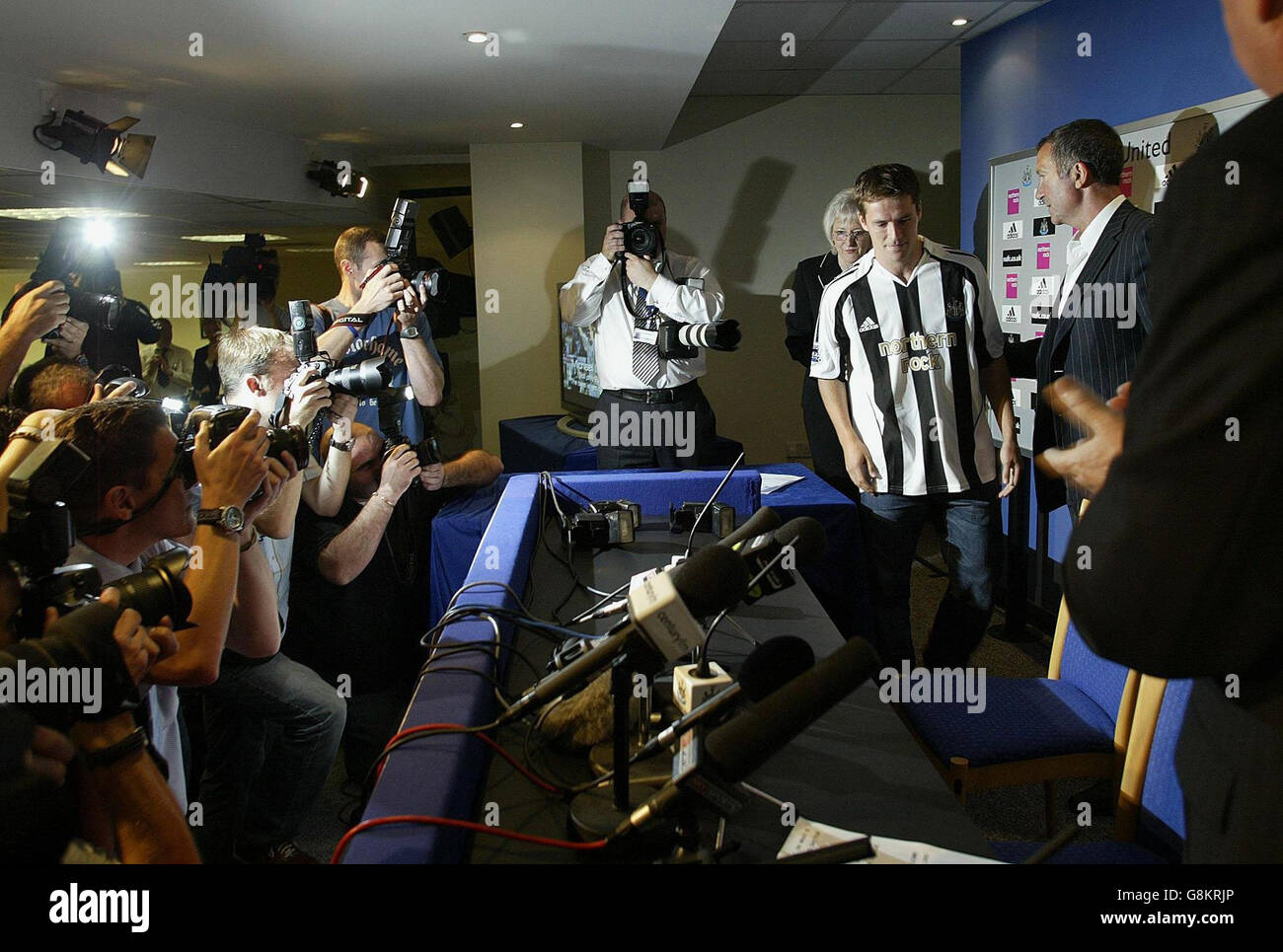 Signing press conference pa photo hi-res stock photography and images ...