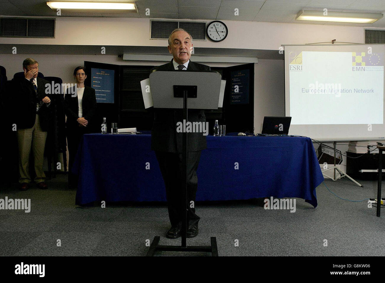000 people coming to ireland to work in 2004 hi-res stock photography ...