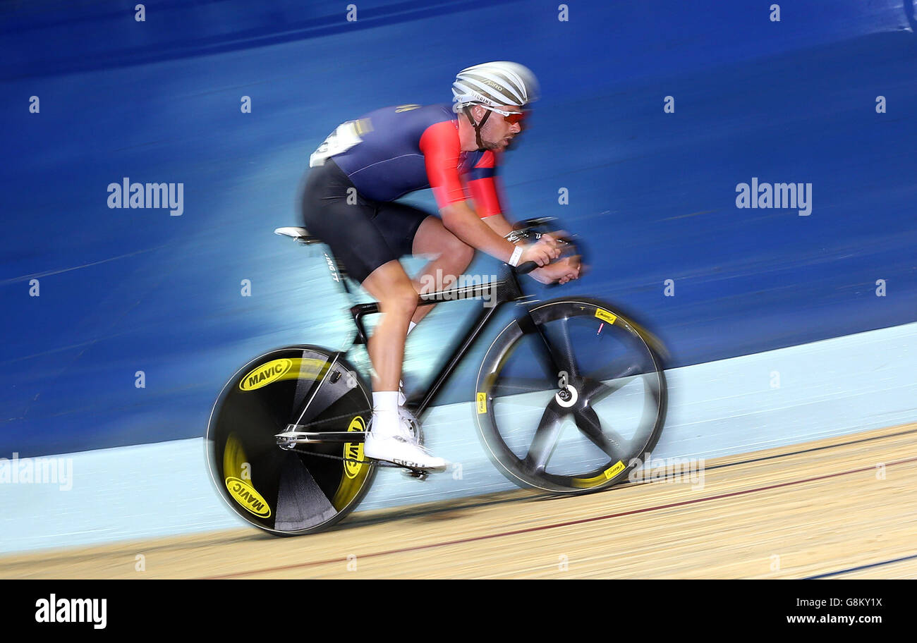 Team Wiggins rider Jon Dibben on his way to winning the Men's Scratch ...